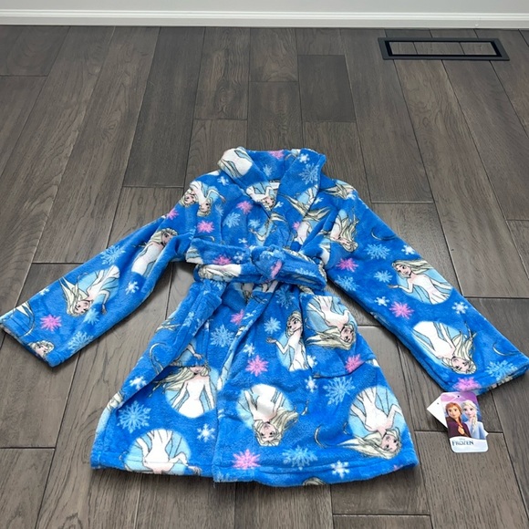 Disney | Pajamas | Nwt Disney Frozen Anna And Elsa Plushfleece Robe ...
